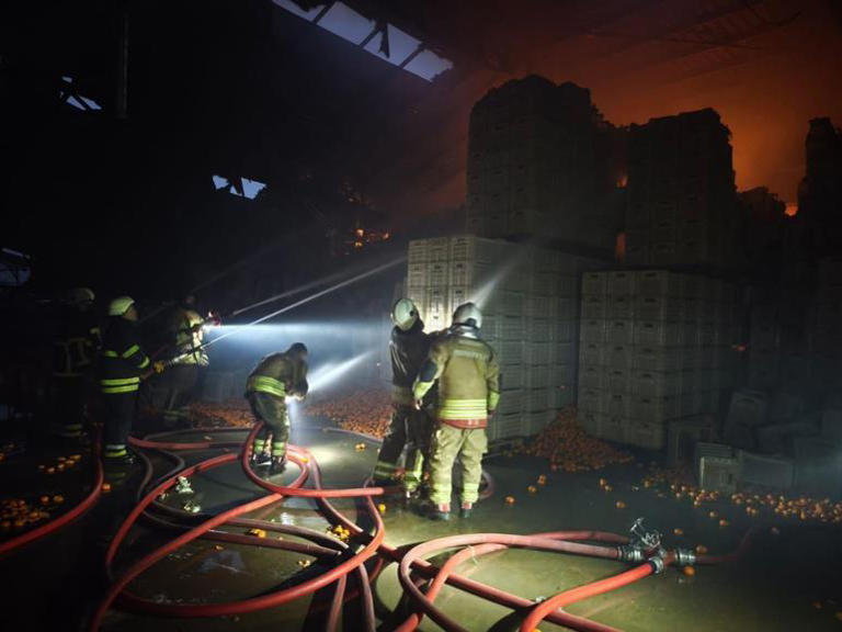 Hatay'da fabrika yangını! Pantolonunu giymek için geri döndü, hayatına ...