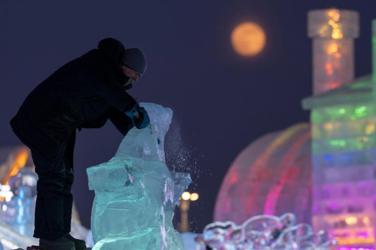 Harbin ice festival draws sculptors and spectators to northern China ...