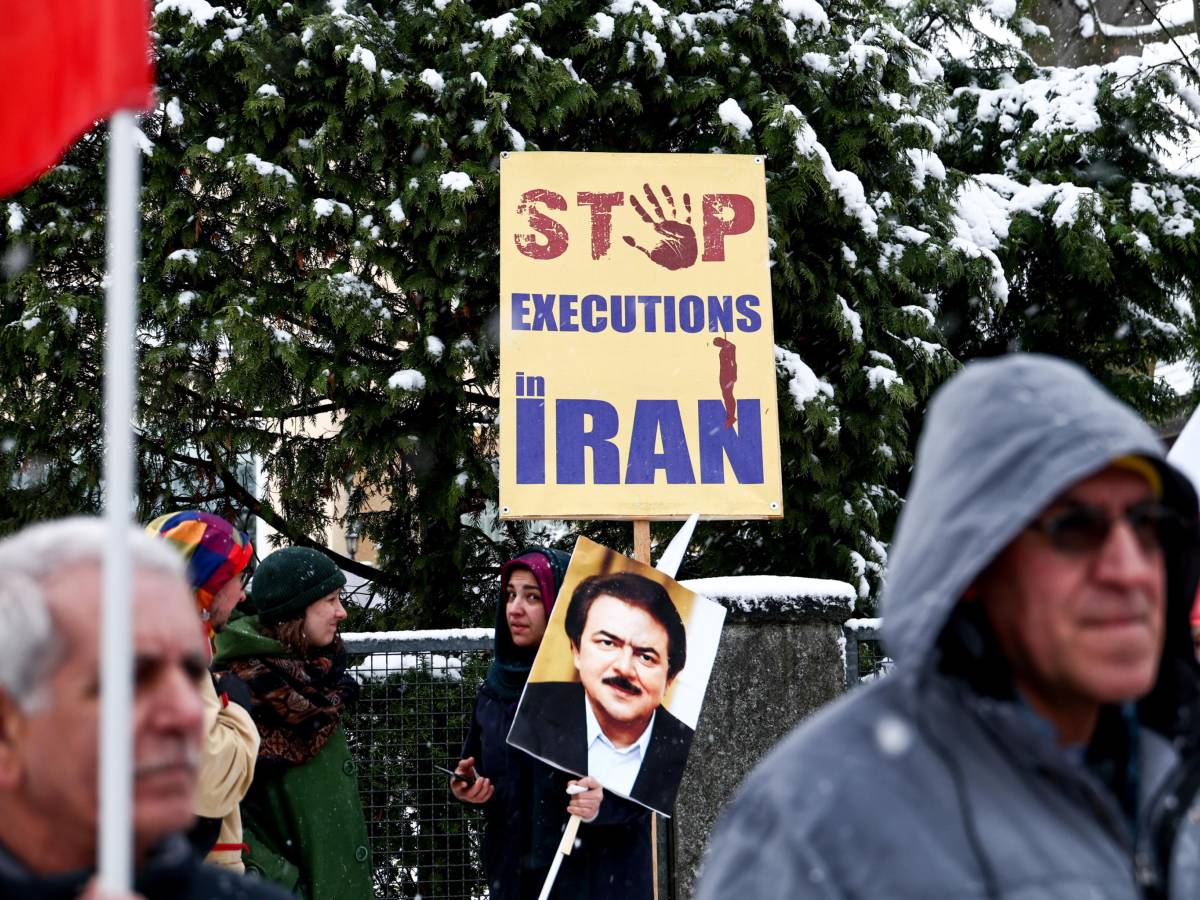 Persiani d'Italia in piazza: il figlio dello scià prenda il potere