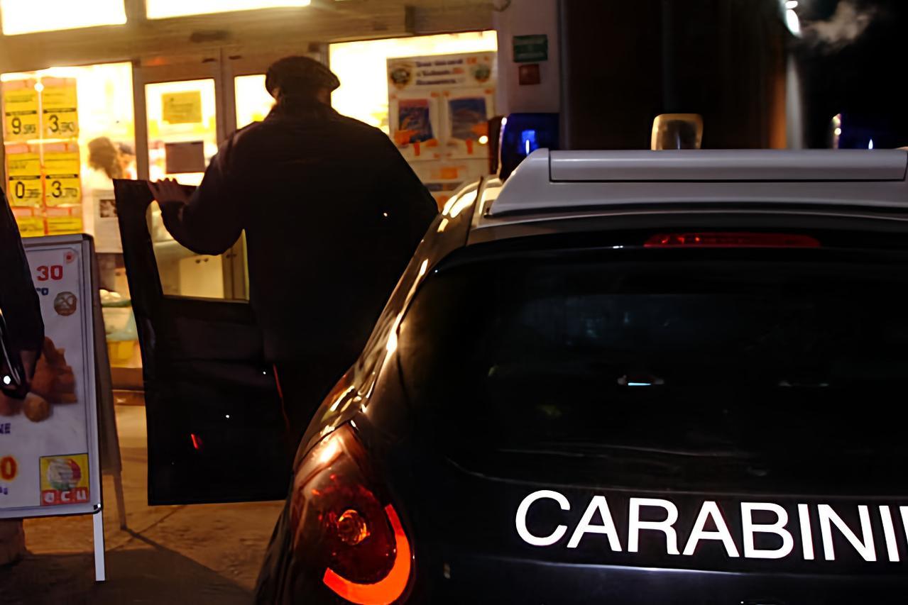 Ubriaco entra nel bar e picchia il gestore