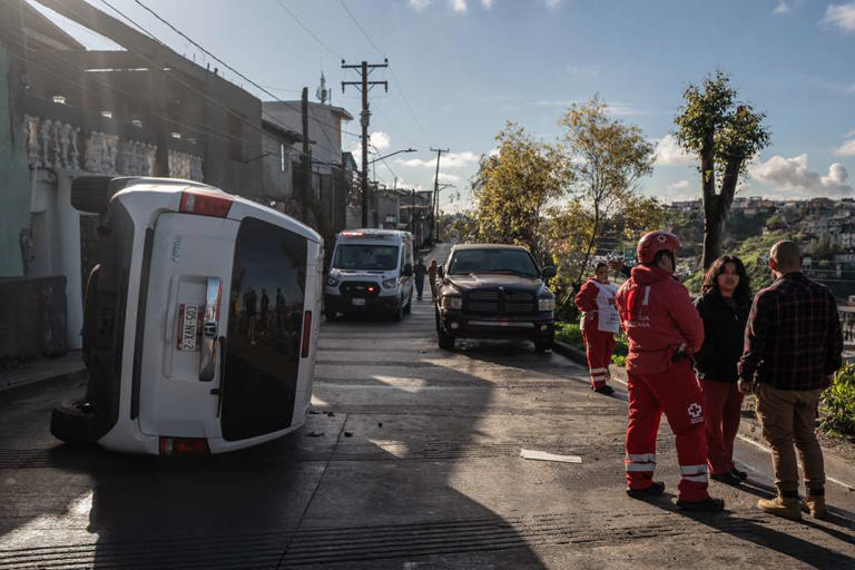 Vehículo termina volcado en la colonia Obrera