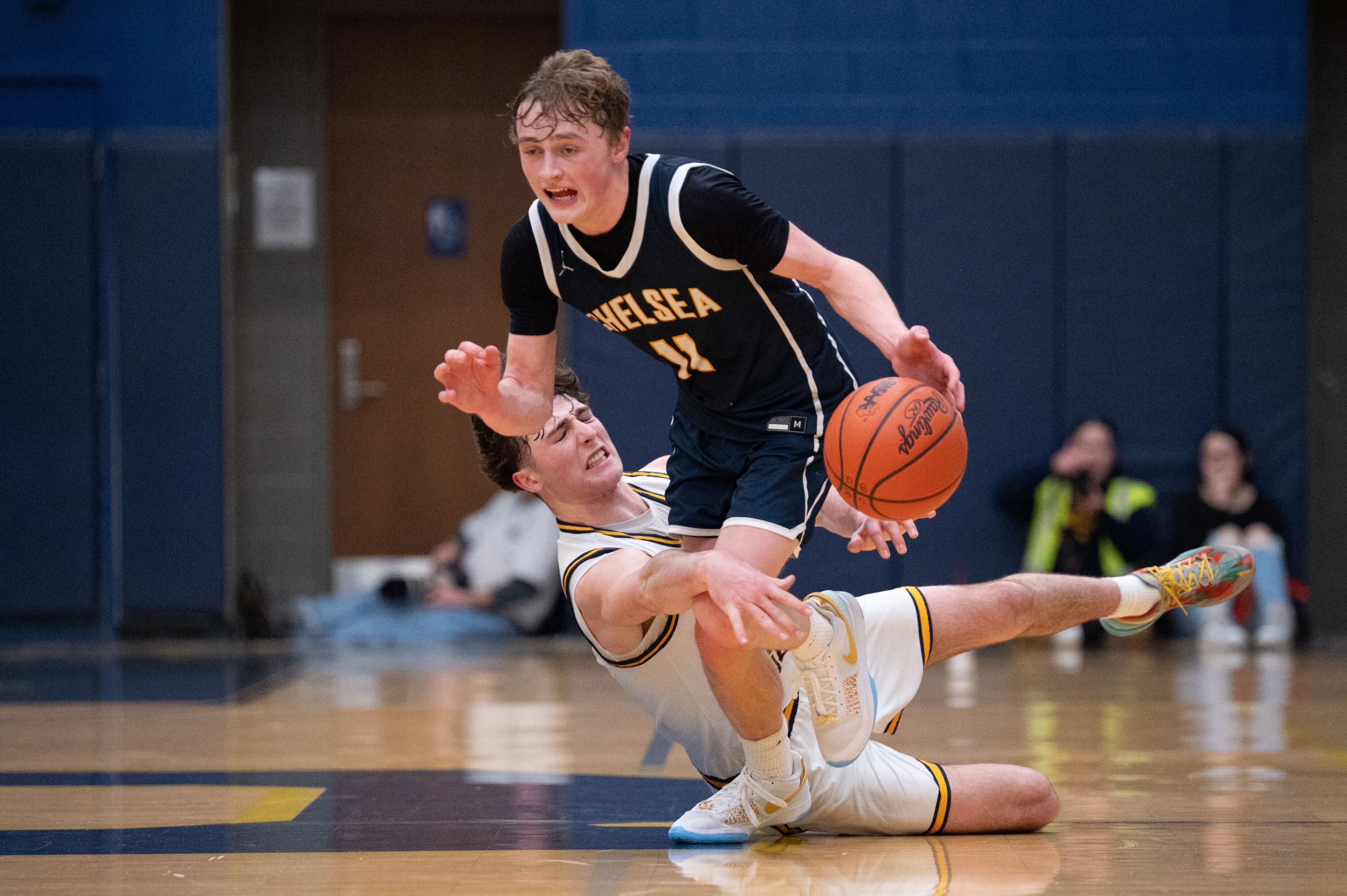 Chelsea boys basketball shocks unbeaten Huron in last-second thriller