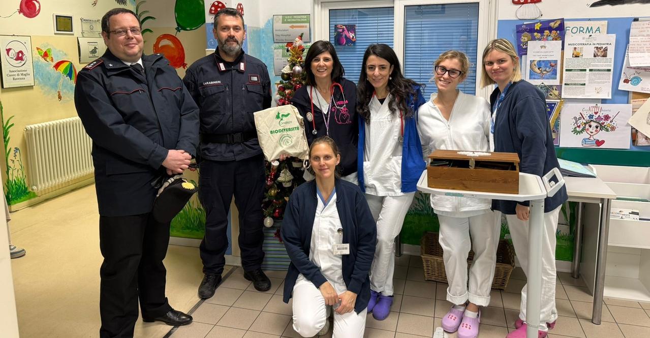 Sorrisi e doni in pediatria con carabinieri ed Hera
