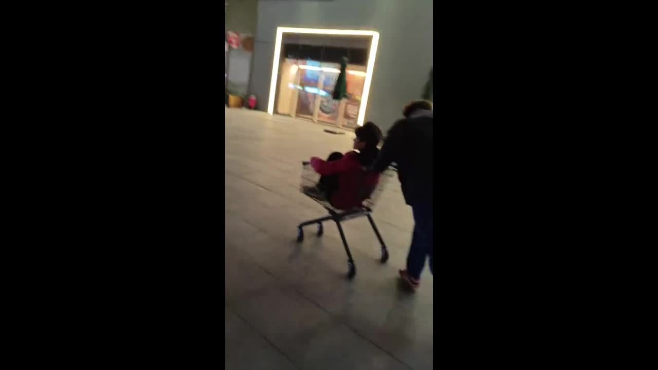 Chaotic shopping cart mishap in Tianjin, China