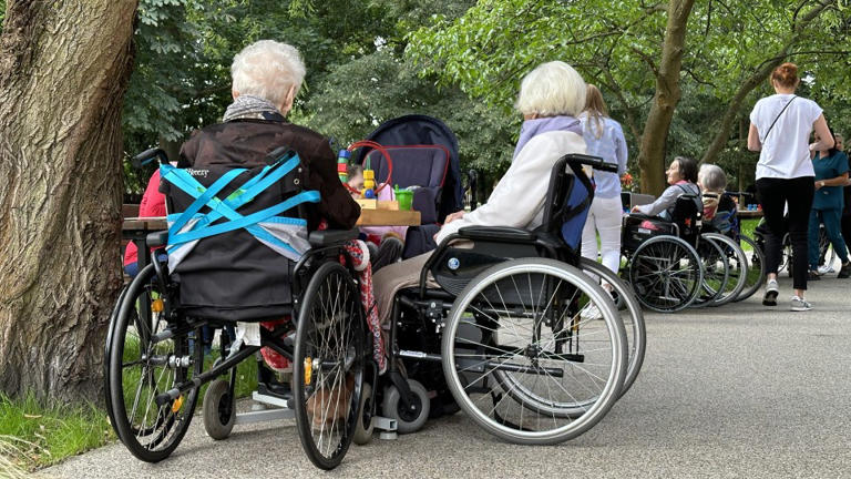 Senior poradzi sobie sam? Przyjedzie ratownik medyczny, wpadnie złota ...