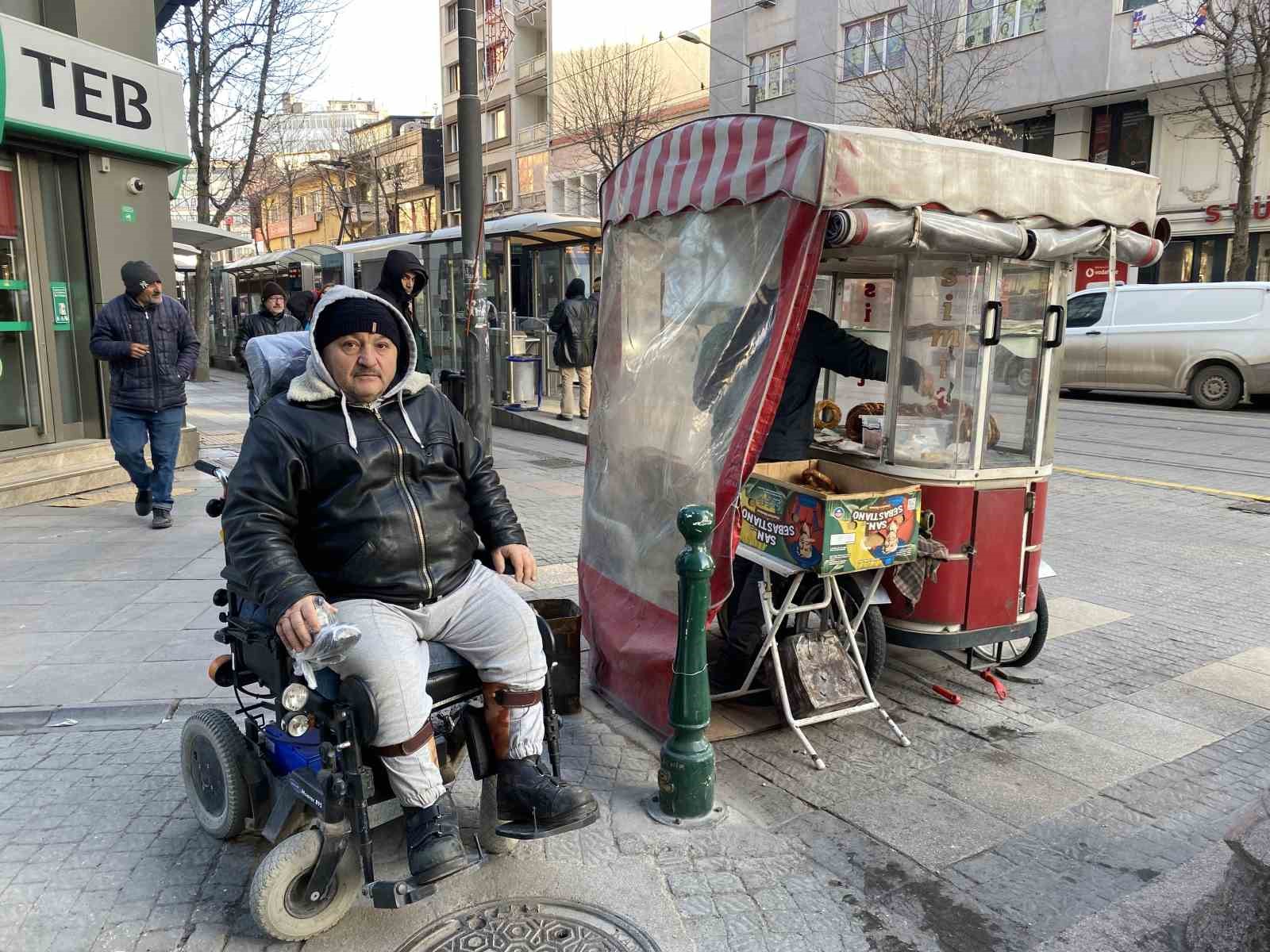 Yüzde 76 engeli olmasına ekmek parasını kazanmak için eksi 17 derecede ...