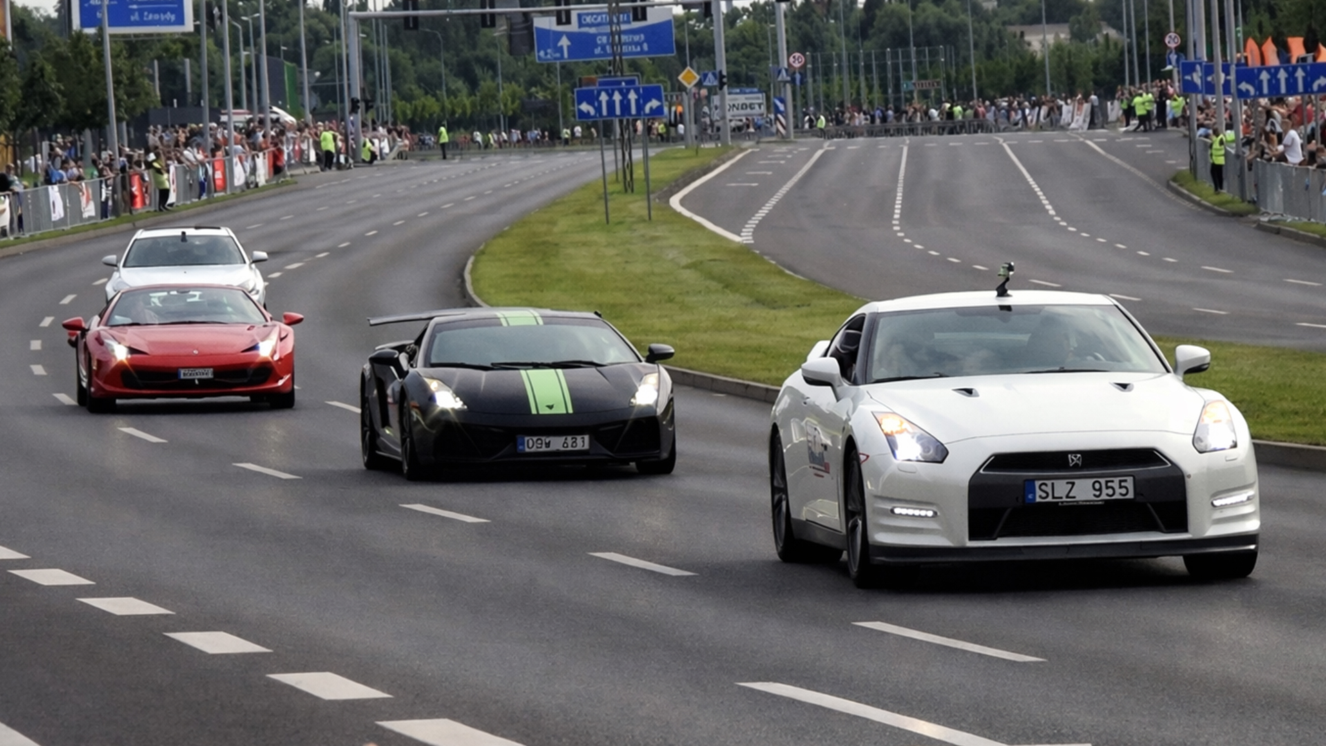 Teilnehmer präsentieren ihre Autos und PS auf der Rennstrecke
