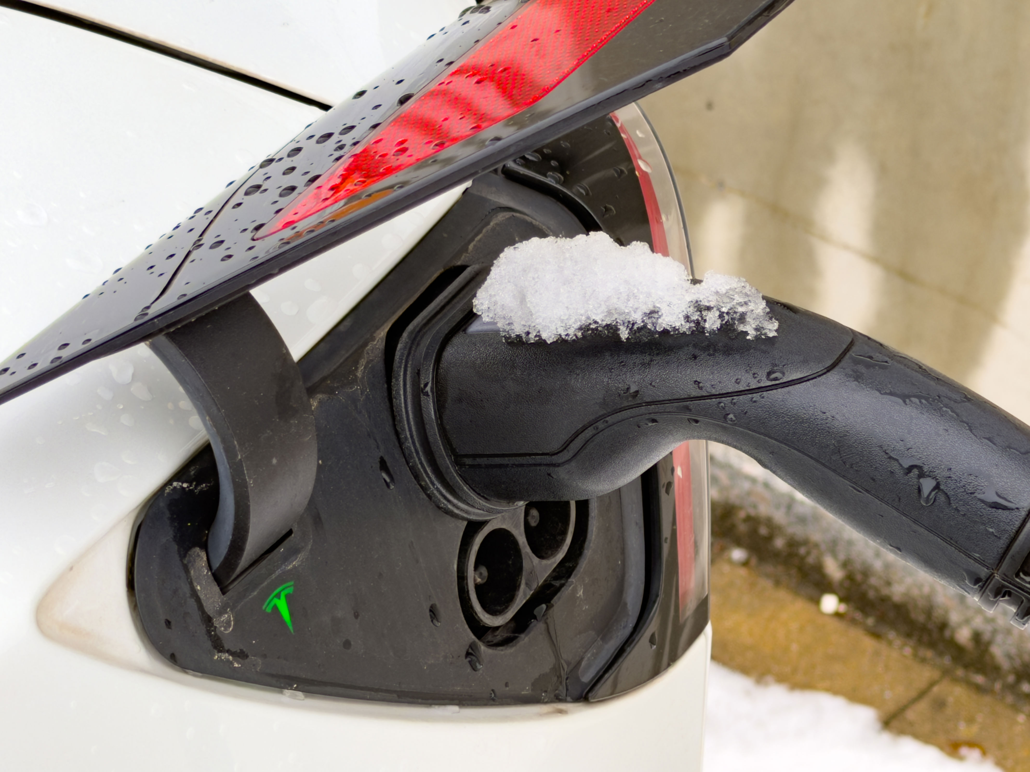 How much does cold weather affect the range of electric cars?