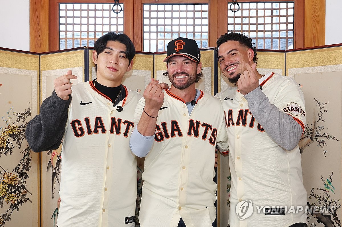 (LEAD) New Giants manager enjoys 'fun start' to relationship with S ...