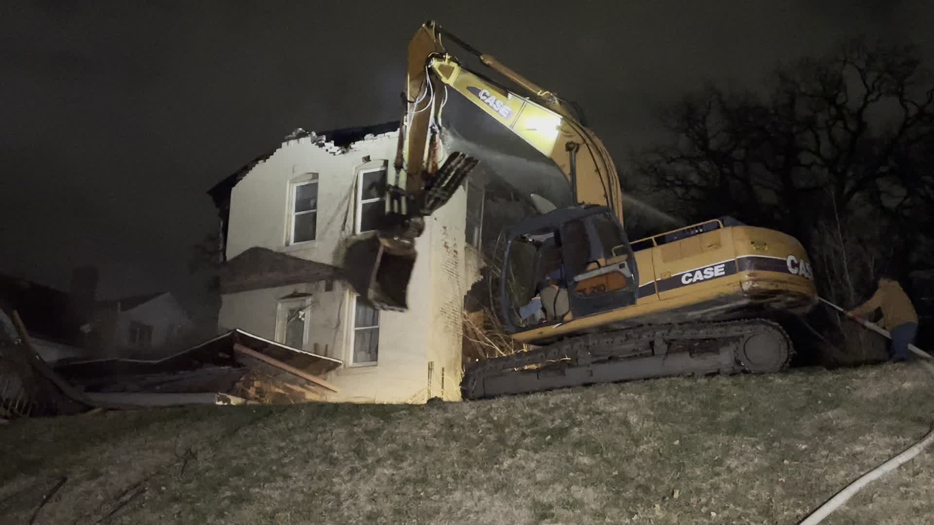 Demo crews take down Davenport building after partial collapse