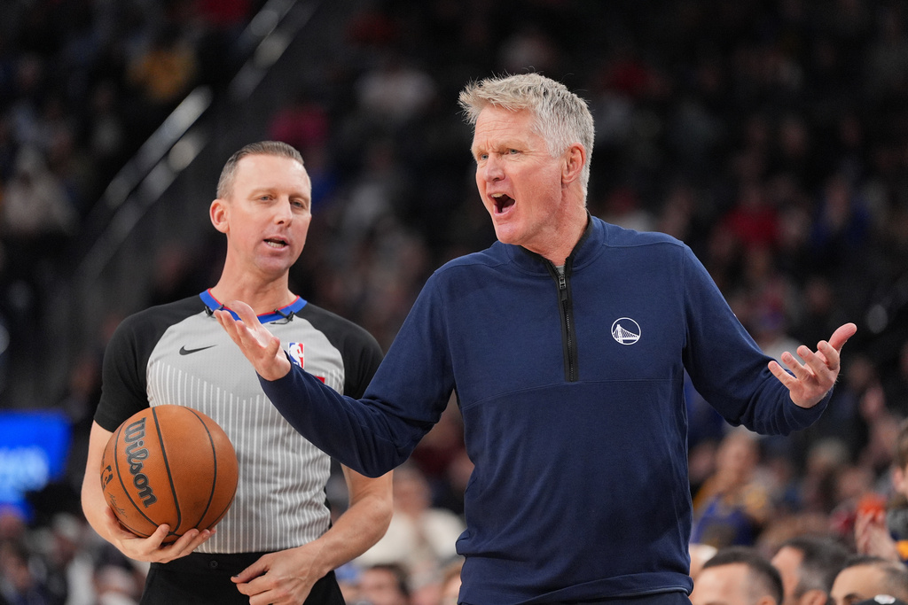 Warriors coach Steve Kerr ejected after heated exchange over no-call in ...