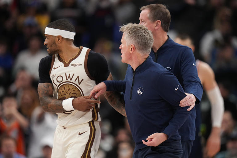 Warriors coach Steve Kerr ejected after heated exchange over no-call in ...