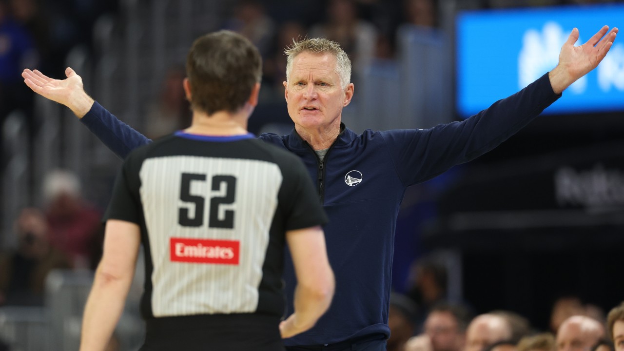 Warriors head coach Steve Kerr ejected after heated exchange over no-call