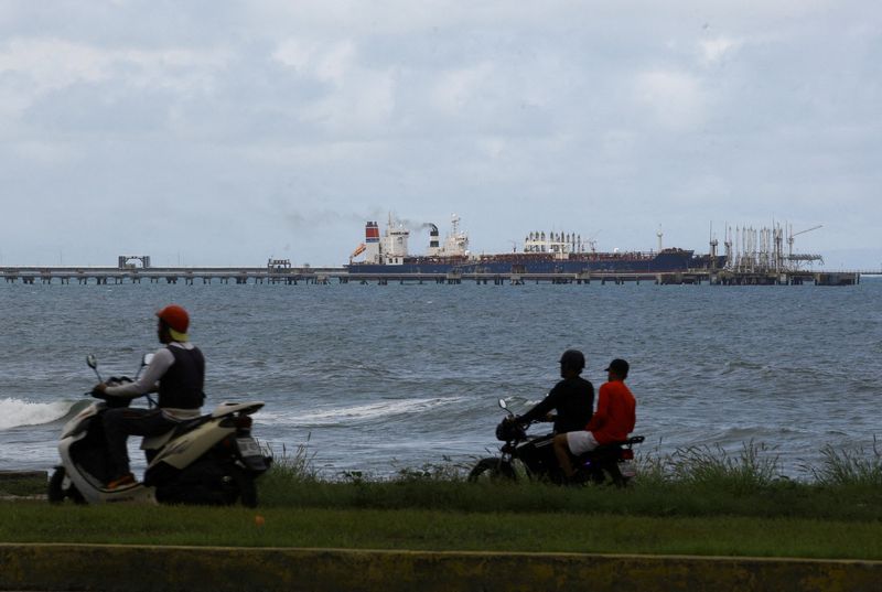 Oil falls on ample supply outlook, Venezuelan output prospects