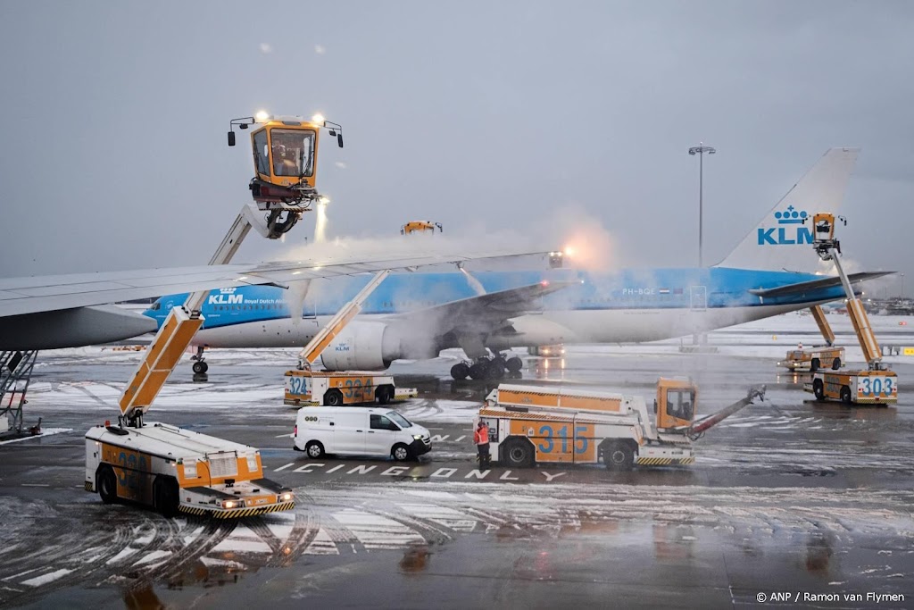 Dinsdag meer dan 400 vluchten geannuleerd op Schiphol