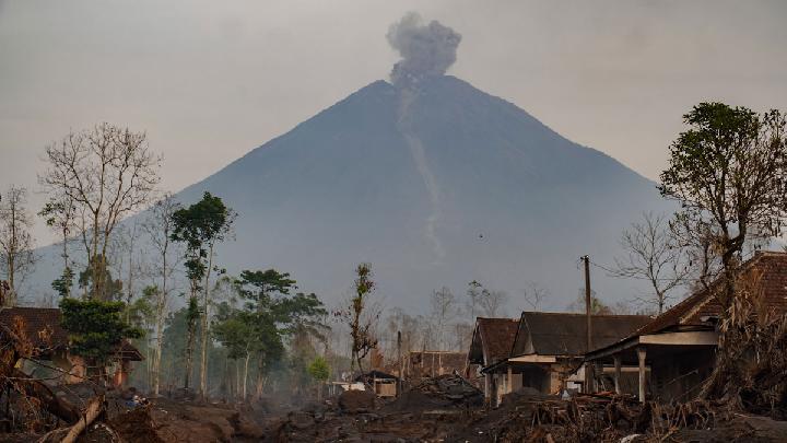 Gunung Semeru luncurkan awan panas disertai banjir lahar