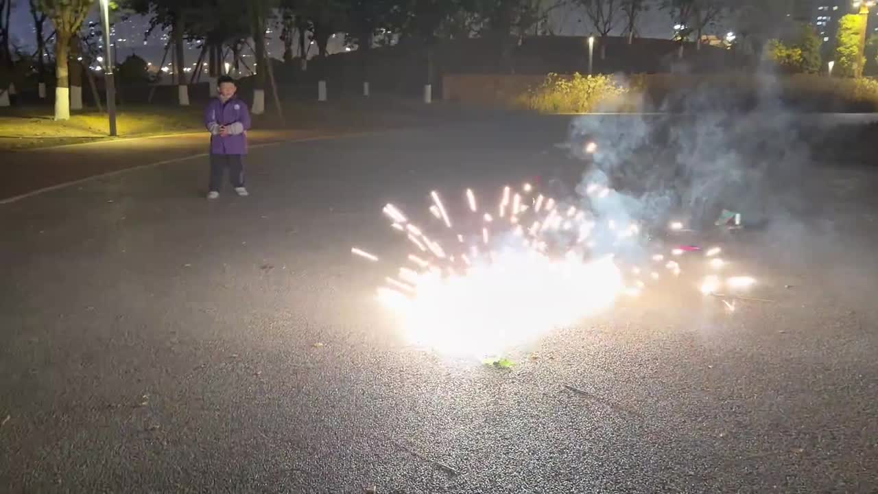 Firework boomerang amazes crowd in Yunnan, China
