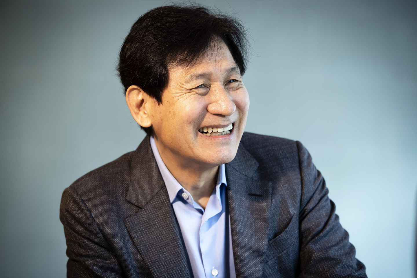 Late actor Ahn Sung-ki's son thanks people for loving and mourning his ...