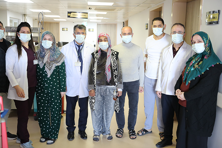 Karaciğer yetmezliği bulunan iki hastayı yakınlarının bağışı hayata bağladı