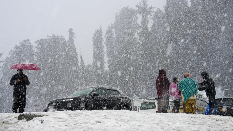 Snow, kangris and pherans: How Kashmir adapts to the rhythm of Chillai ...