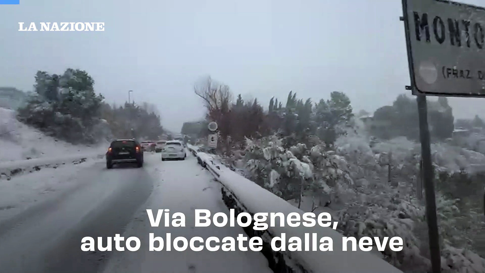 Via Bolognese, auto bloccate dalla neve