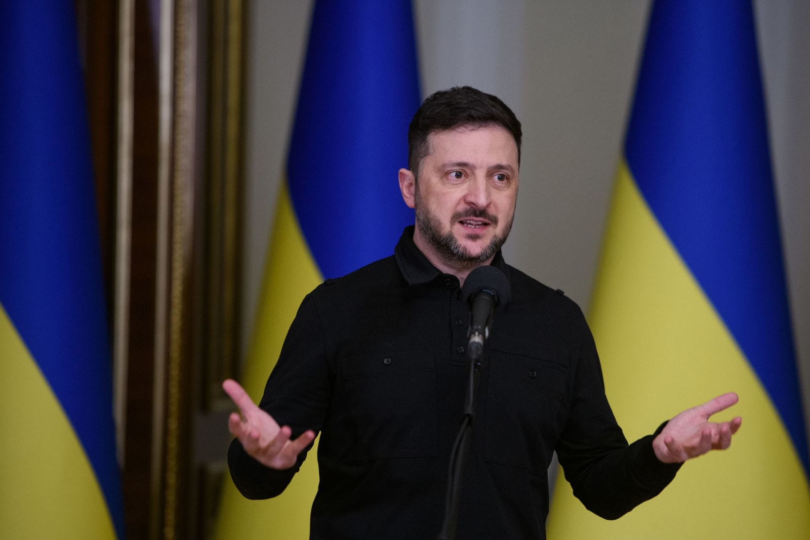 Zelensky arrives in Paris for Coalition of the Willing summit