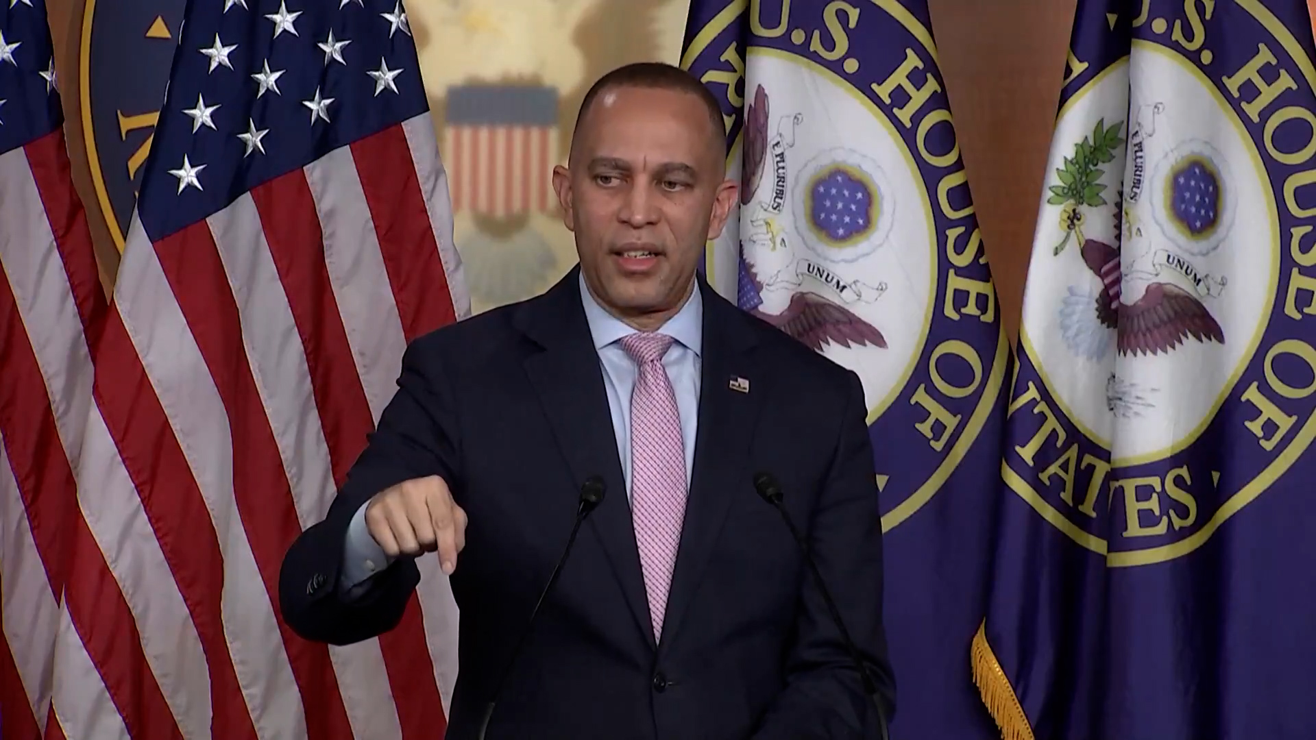 Jeffries accuses Trump of violating the Constitution