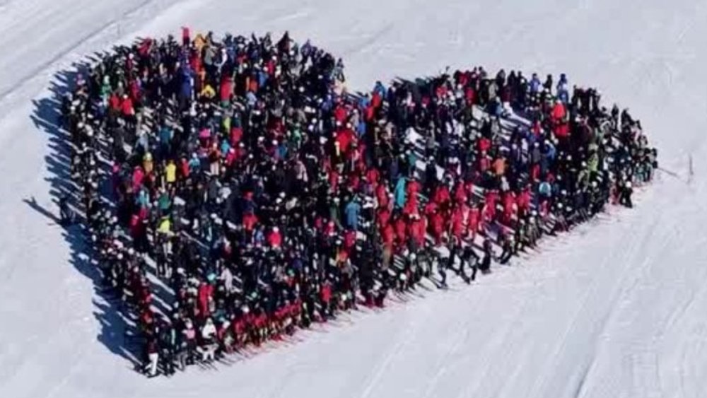 After fire disaster: Skiers form giant heart in remembrance