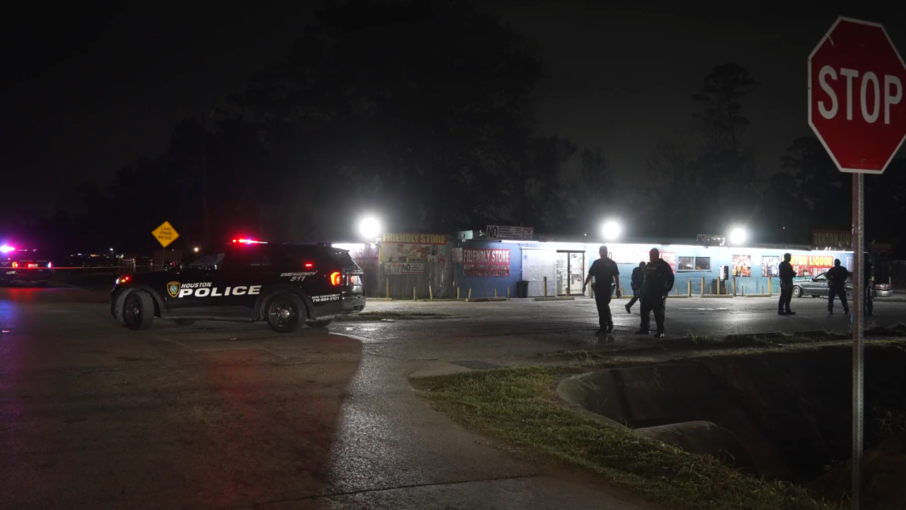 Man assaulted by group, shot in East Houston apartment parking lot: HPD