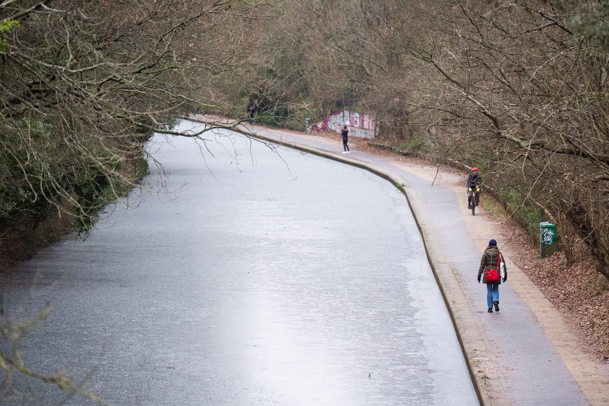 Snow falls on London as storm threatens to cause wild weather in South