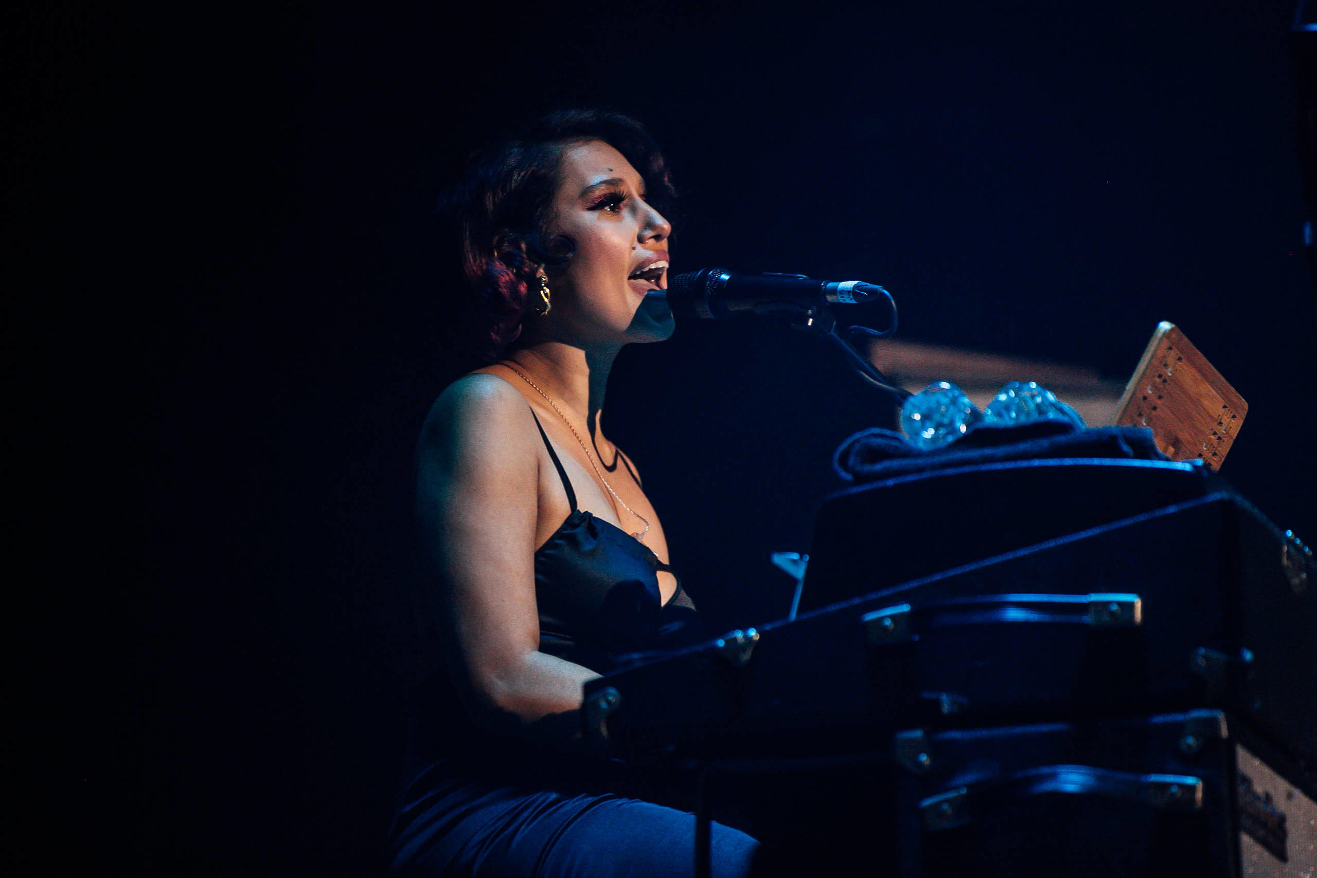 Raye kündigt zweites Album an: This music may contain hope