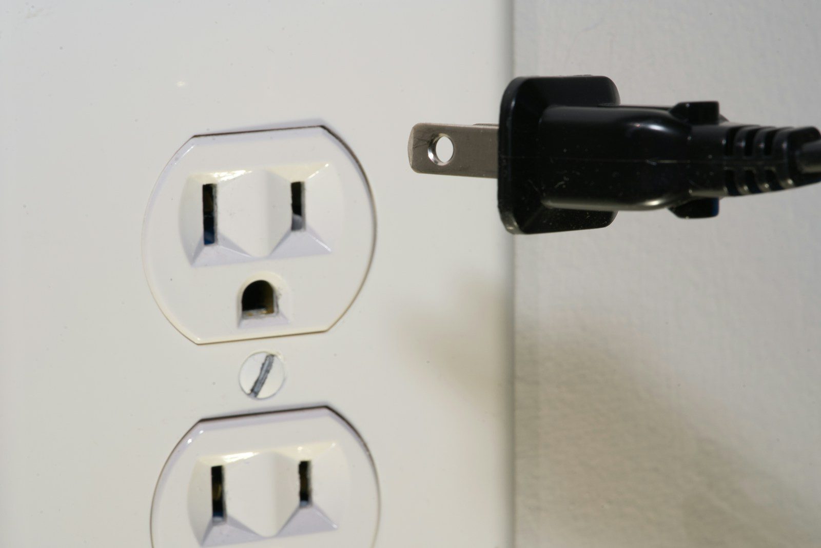 7 things you should never plug into a power strip