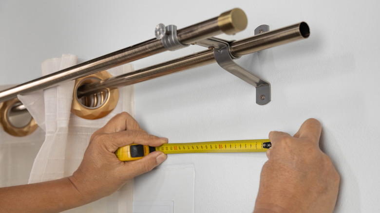 The brilliant curtain rod hack for blanket storage that doubles as cute ...