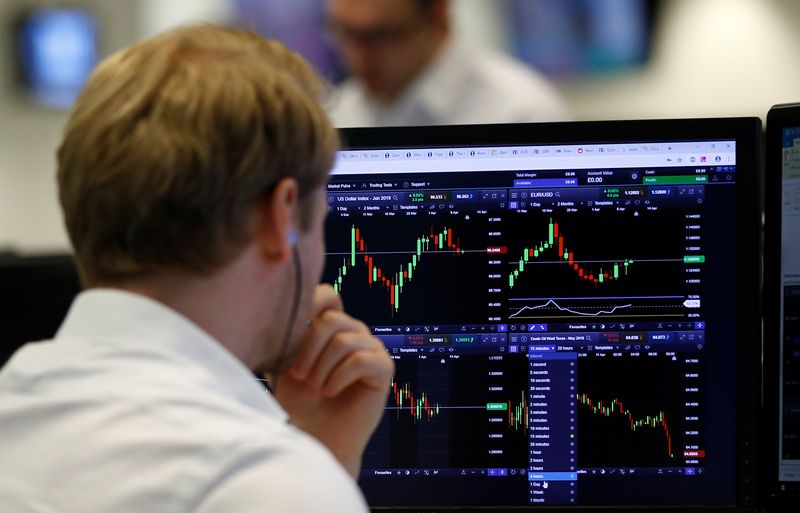 Wall Street vue sans direction et l'Europe, sauf Paris, avance à mi-séance