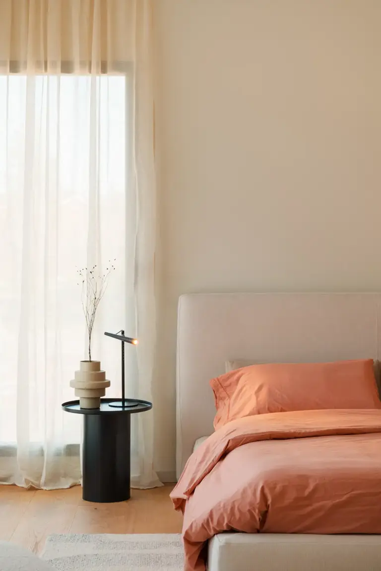 Selenza: una casa en Sant Cugat vestida de arte y colores suaves