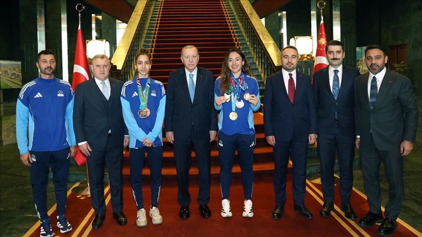 Cumhurbaşkanı Erdoğan, milli tekvandocu Sude Yaren ve Sıla Irmak ...