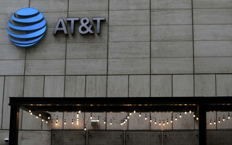 AT&T joins urban exodus with departure from Dallas headquarters