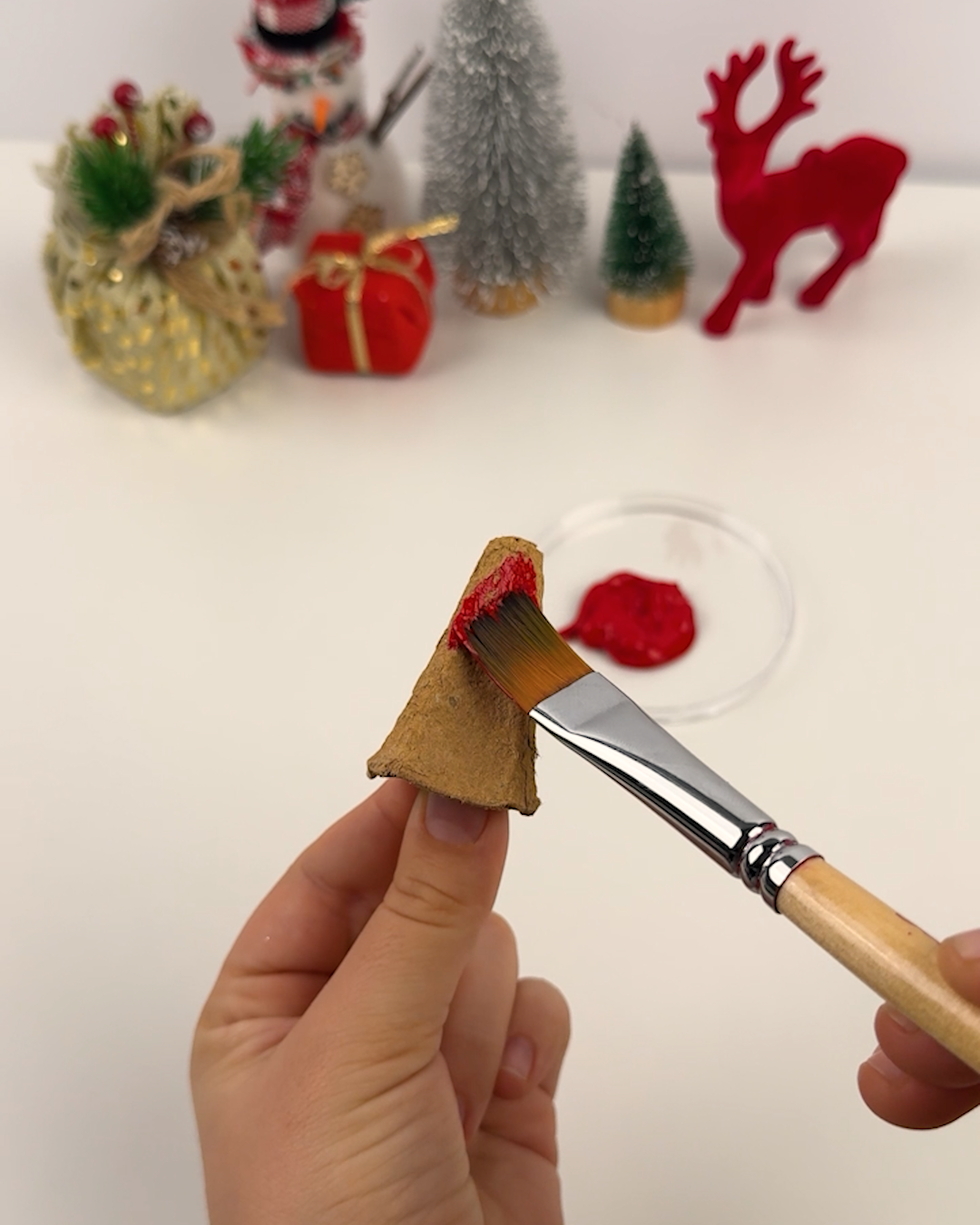 Easy craft tutorial for Santa hat garland🎅