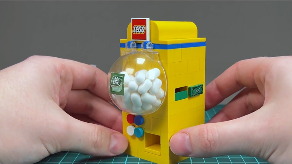 What is inside this LEGO Tic Tac machine?