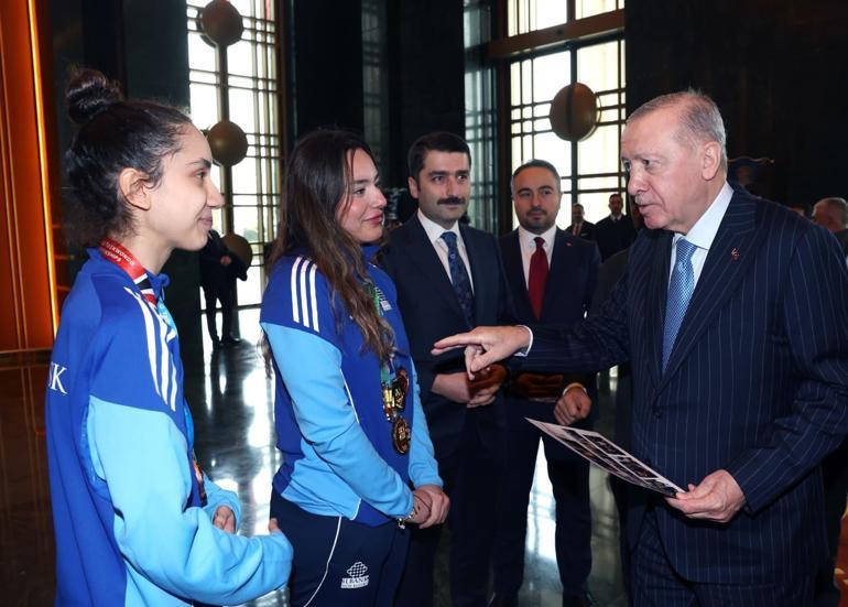 Cumhurbaşkanı Erdoğan, milli tekvandocu Sude Yaren ve Sıla Irmak ...
