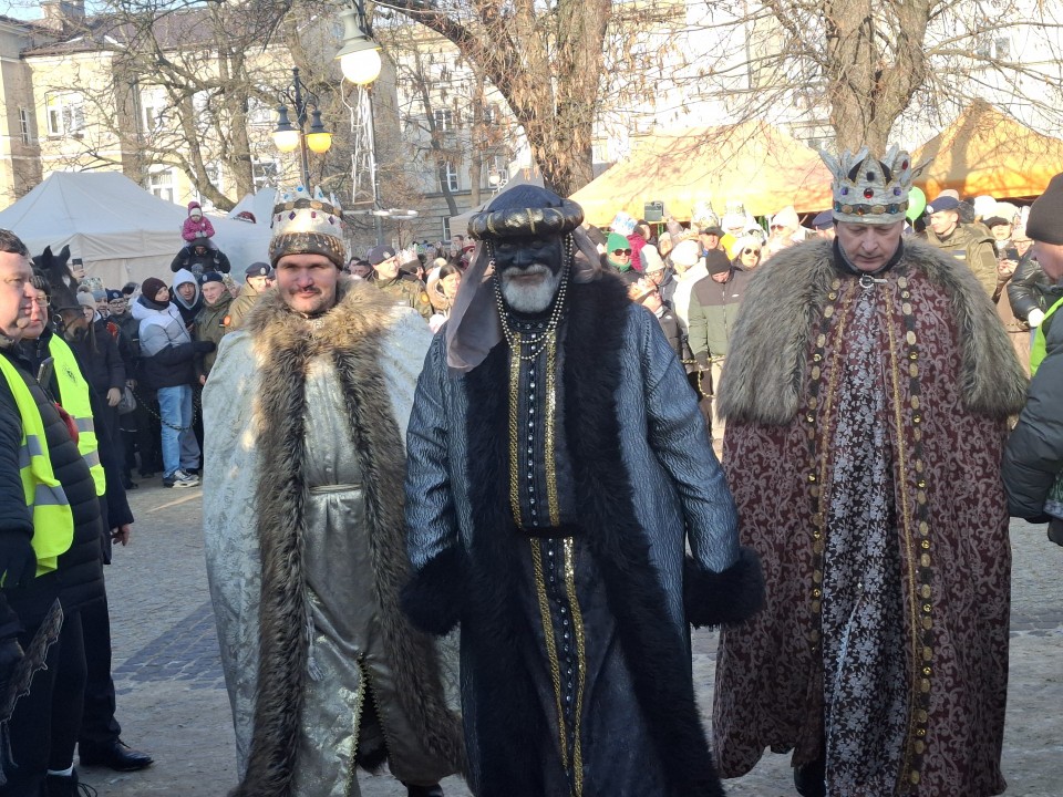 Orszak Trzech Króli 2026 w Radomiu. Pokłon Dzieciątku Jezus, życzenia i ...