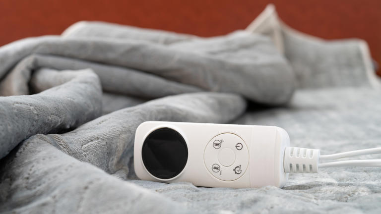 How much does it cost to run an electric blanket? Experts reveal how ...