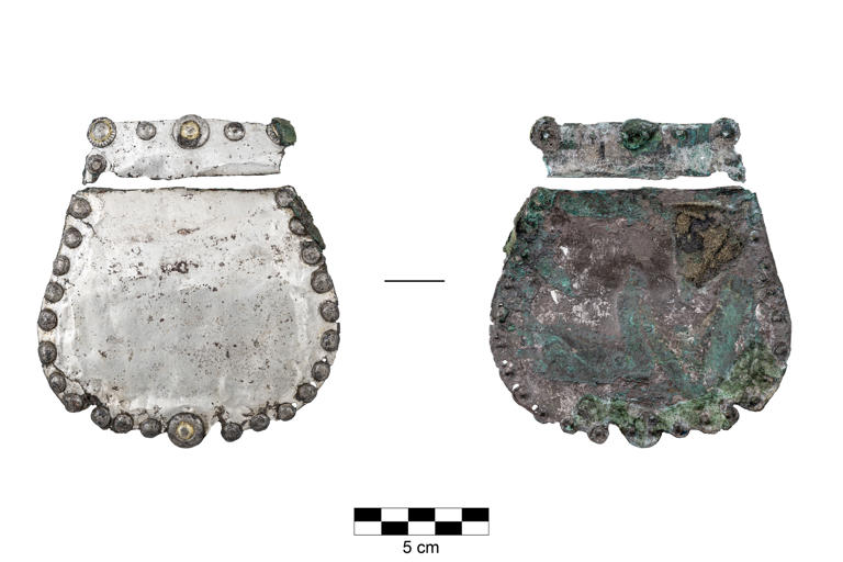1,100-year-old burials of elite warriors and their ornate weapons ...