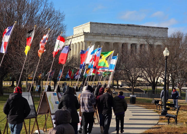 Elderly American tears up at Chosin Reservoir photo exhibition