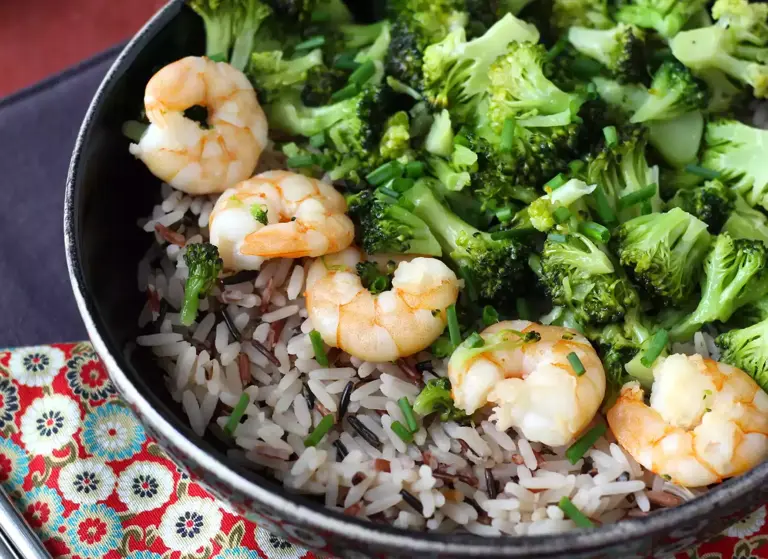 Wholegrain rice with broccoli and shrimp! Easy and balanced