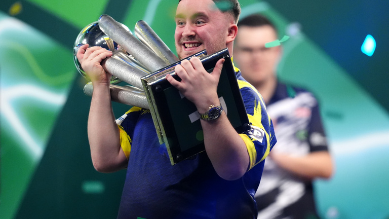 Tizenöt éve nem történt ilyen a két újoncot is avató darts Premier ...