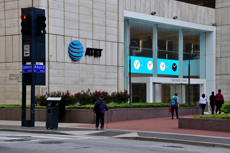 AT&T to move HQ to the suburbs from downtown Dallas office tower