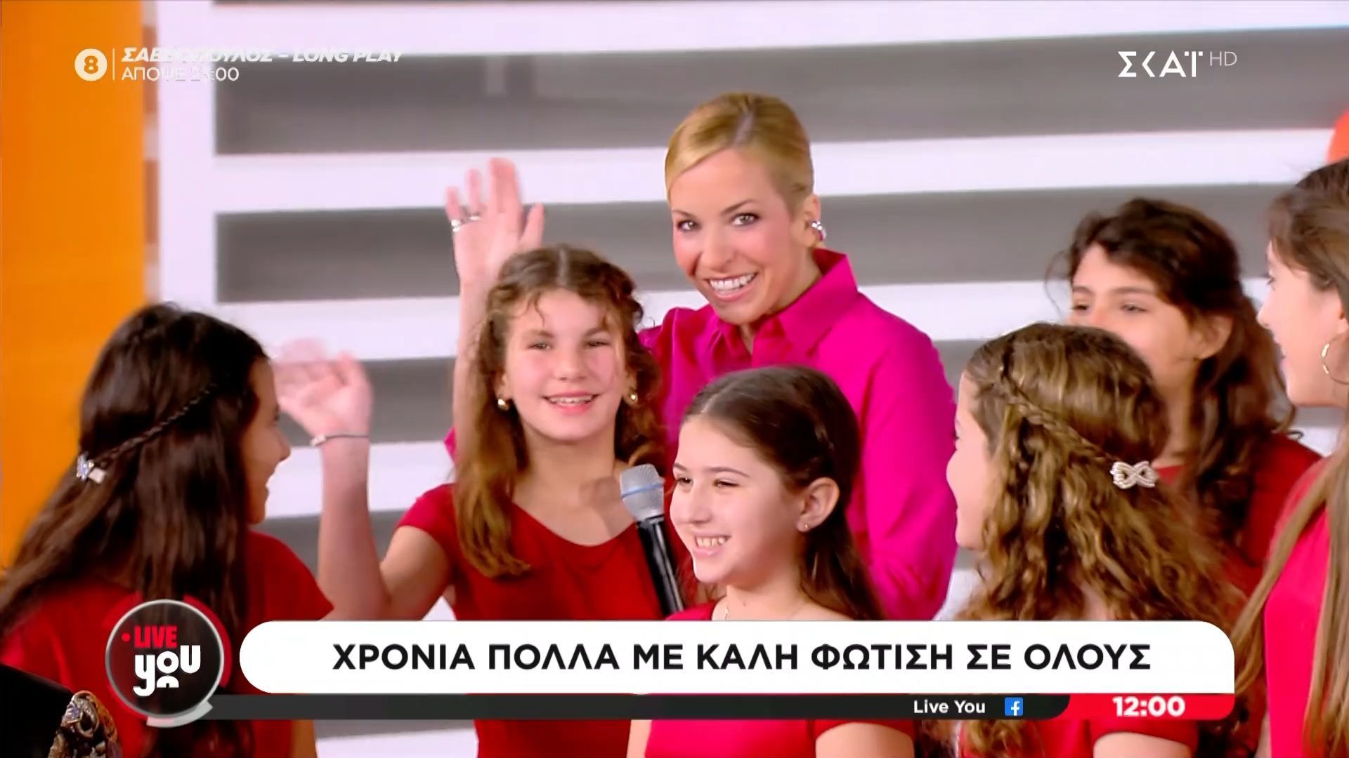 Κοριτσάκι αποκαλύπτει ότι της έλειψε το σχολείο και τραβά την προσοχή!