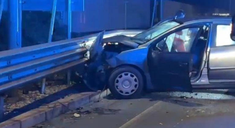 Incidente sulla statale, auto si schianta contro il guardrail: cinque ...