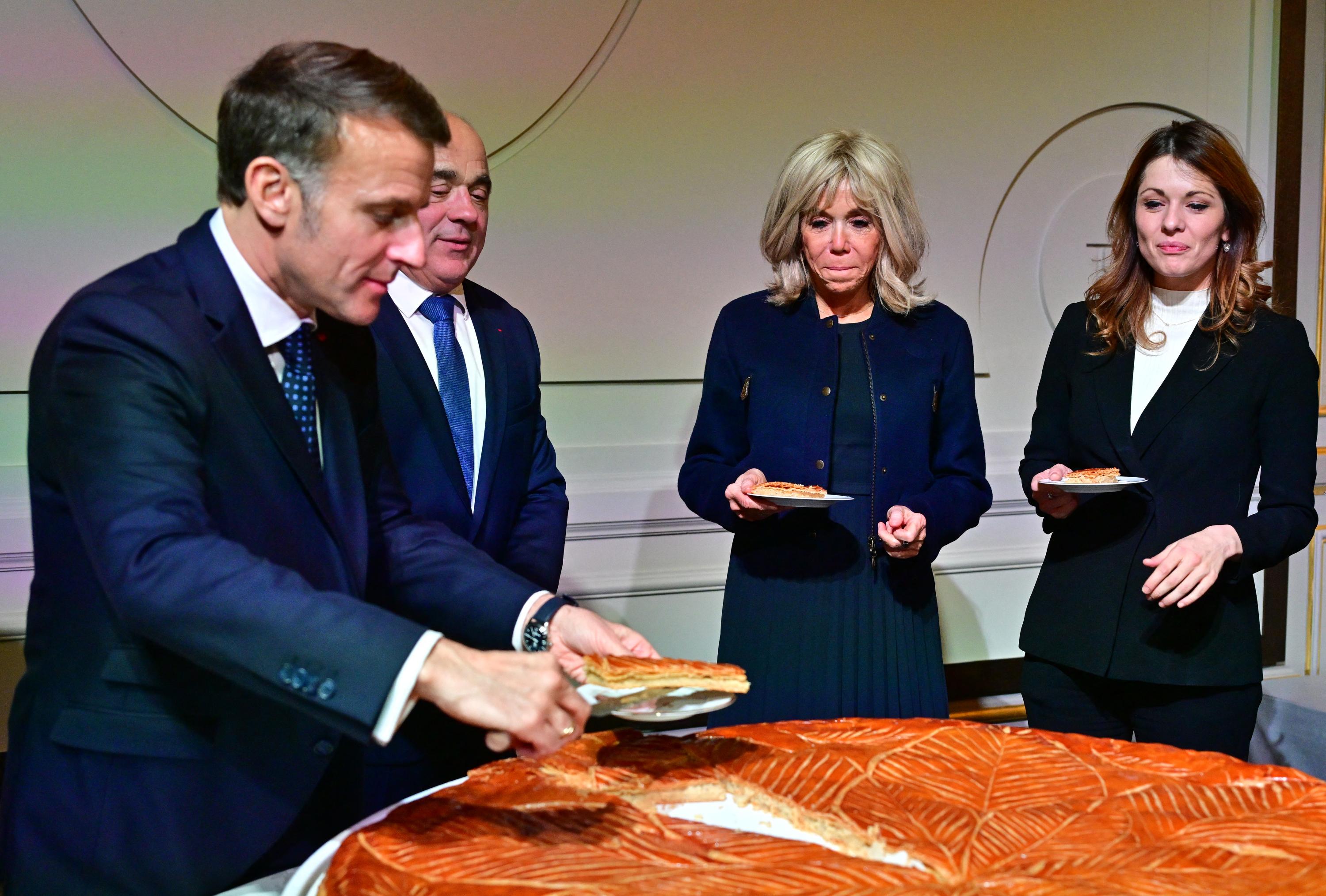 Blouson crop et jupe plissée… Brigitte Macron joue la carte du style ...